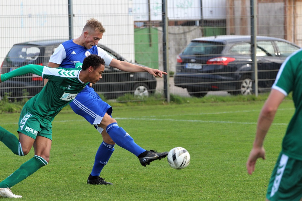 Mit breiter Brust gegen Wundertüte › Oberliga.info